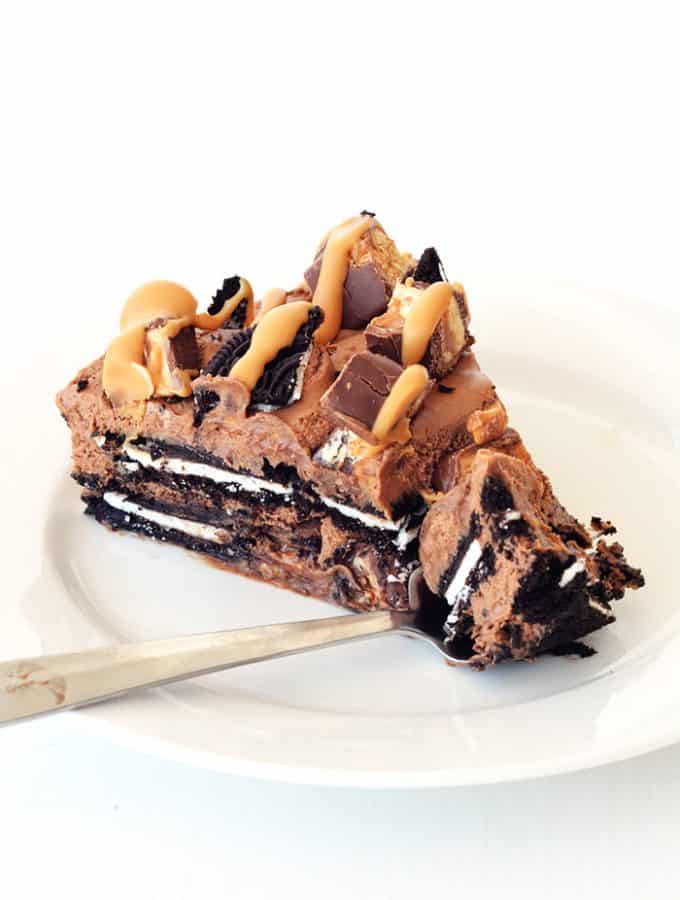 Snickers Peanut Butter Chocolate Oreo Icebox Cake - Sweetest Menu